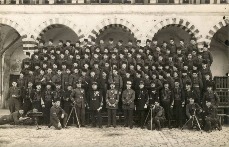 Histoire et uniforme des régiments et des officiers de Zouaves.